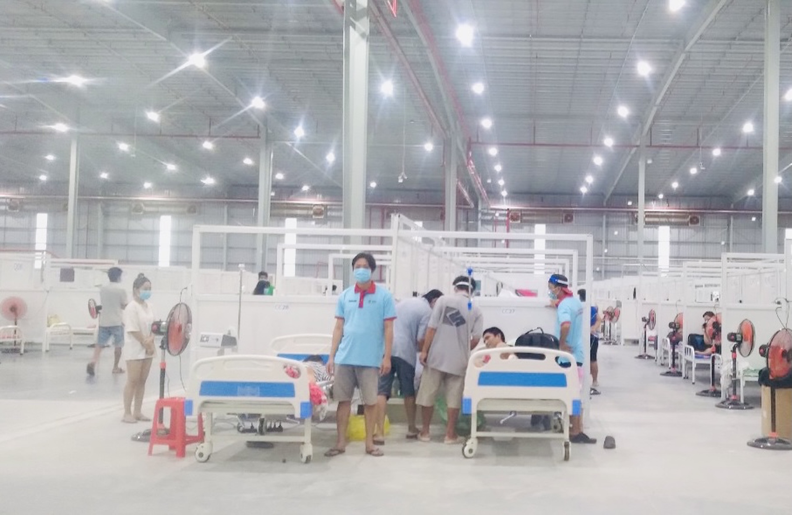 Bình Dương Xúc động F0 Tình Nguyện Giúp đỡ F0 Trong Bệnh Viện Dã Chiến
