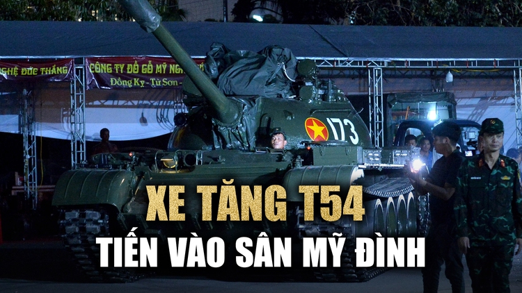 Cận cảnh xe tăng T54 tiến vào sân Mỹ Đình, chờ trình diễn thực cảnh