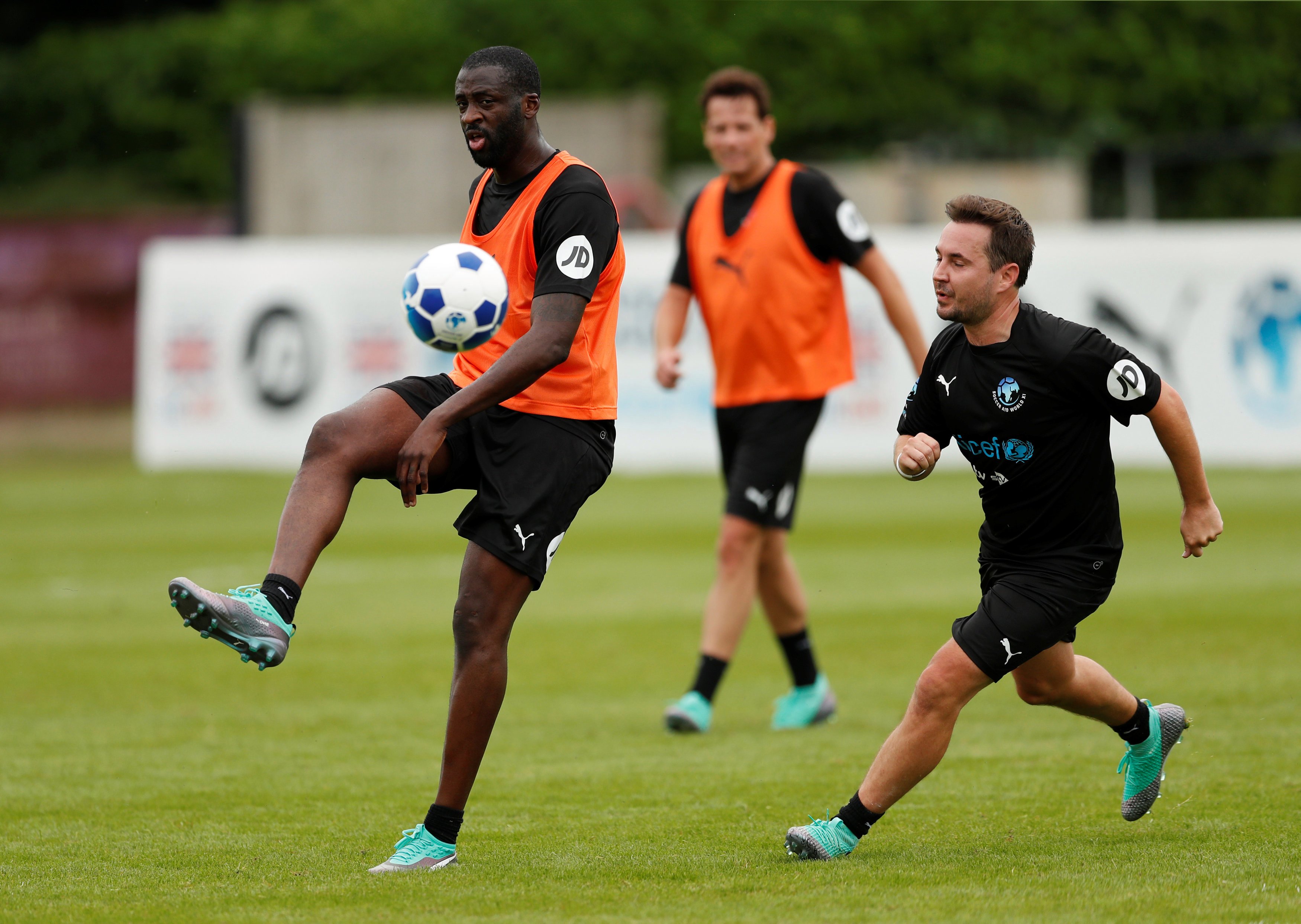 S c Danh th Yaya Toure moi gi i m i dam b u i kh i tr n Soccer Aid