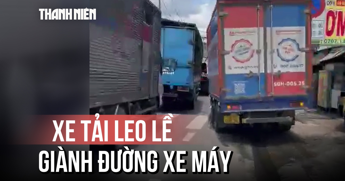 Xe tải leo lề, giành đường xe máy trong lúc ùn ứ nghiêm trọng