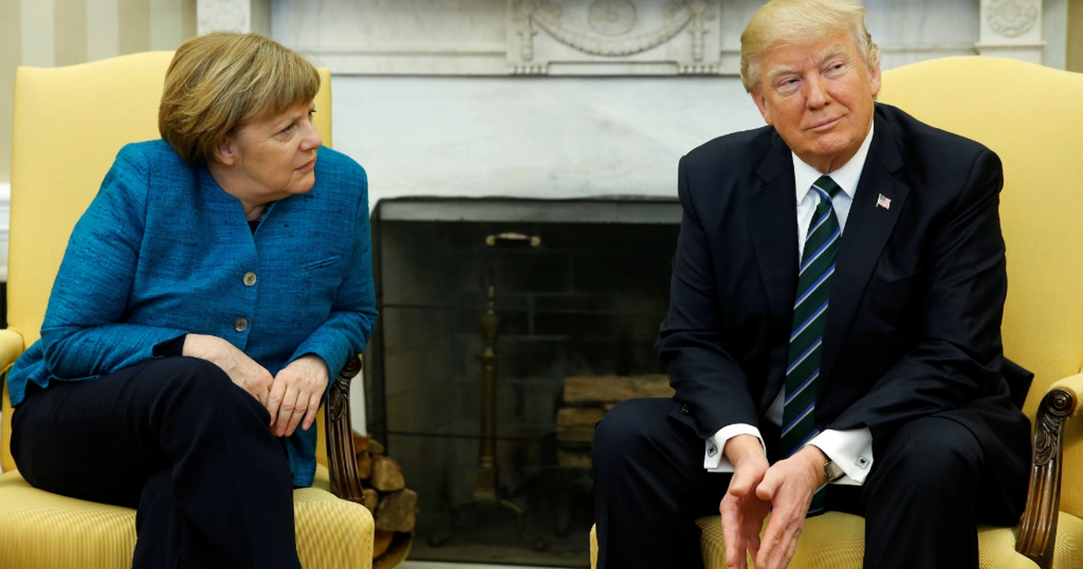 Vì sao ông Trump không bắt tay bà Merkel?