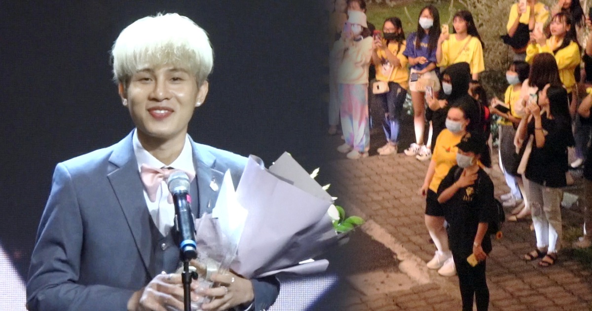 Jack vội vàng vào thảm đỏ, không kịp chào fan