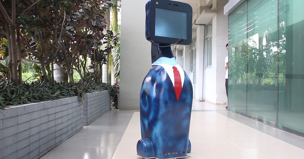 Skybot - robot lễ tân độc đáo của sinh viên