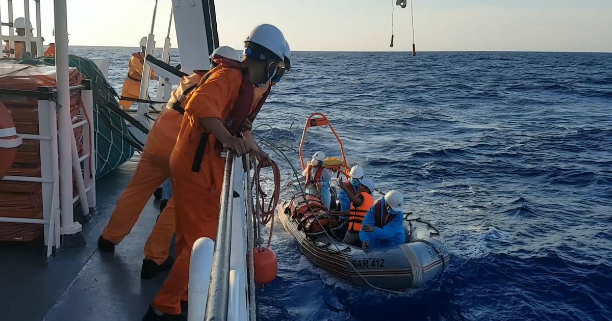 Cận cảnh tàu SAR 412 cứu ngư dân tai biến, méo miệng trên biển Hoàng Sa